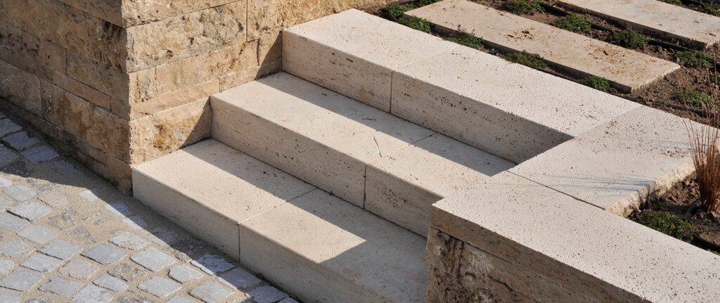 Blockstufen & Gartenstufen aus Naturstein für Natursteintreppen